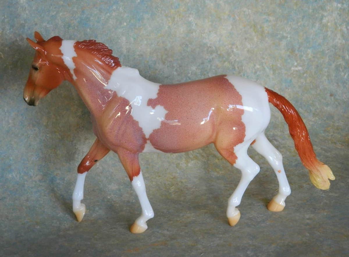 Sláinte Surprise – Glossy Red Roan Pinto | Breyer Value Guide